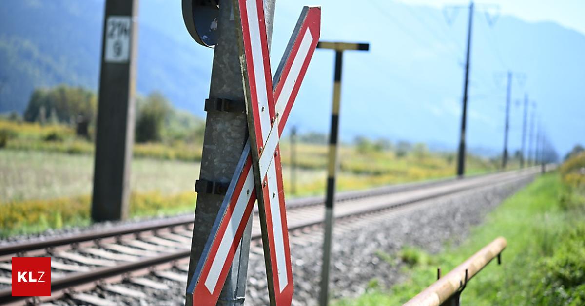 Wildon : Zug erfasst Pkw, Lenkerin (47) nur leicht verletzt